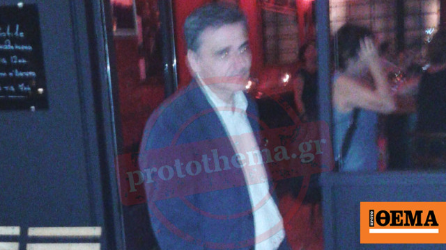 Φωτογραφίες: Η νυχτερινη βόλτα του Τσακαλώτου στο κέντρο της Αθήνας