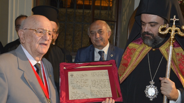 Ο νέος Μητροπολίτης Σμύρνης παρέλαβε ιστορικά κειμηλία του Ιερομάρτυρος ...