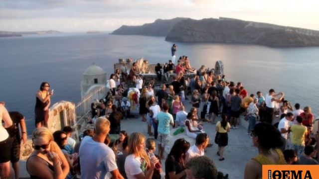 H Σαντορίνη, η Βενετία και στο βάθος ο... υπερ-τουρισμός