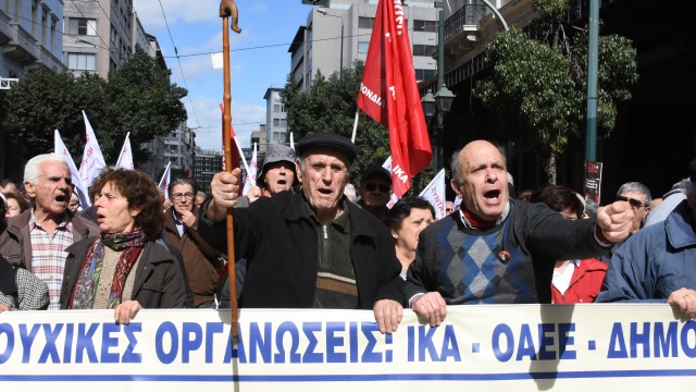 Συγκέντρωση και πορεία συνταξιούχων στο υπουργείο Υγείας - 'Εκλεισε η ...