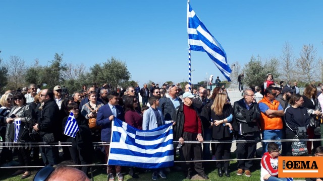 Θεσσαλονίκη: Πολίτες τραγουδούν το «Μακεδονία Ξακουστή» και παροτρύνουν ...