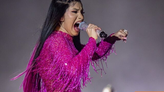 Η Cardi B με το πιο αποκαλυπτικό look – Όλο το στήθος έξω, ασυγκράτητος ...