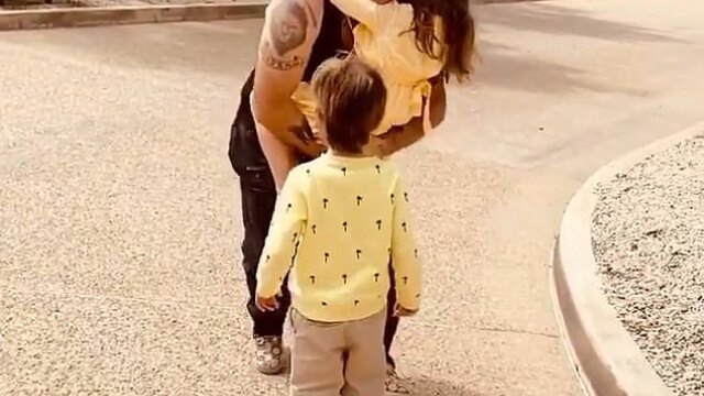 Robbie Williams: Η στιγμή που συναντά τα παιδιά του μετά από 21 μέρες ...