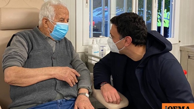Στο νοσοκομείο ΕΛΠΙΣ ο Κικίλιας - Στο πλευρό ηλικιωμένων που εμβολιάζονται