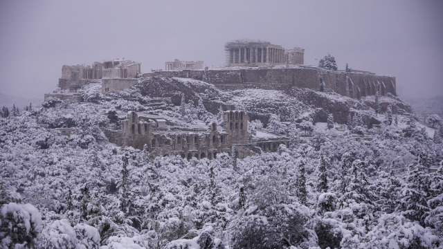 Το χιονισμένο τοπίο στην Αθήνα μαγεύει τους ξένους πρέσβεις