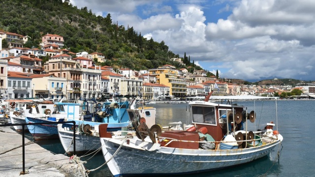 Η αρχοντική κωμόπολη της Πελοποννήσου που μοιάζει με κυκλαδίτικο νησί