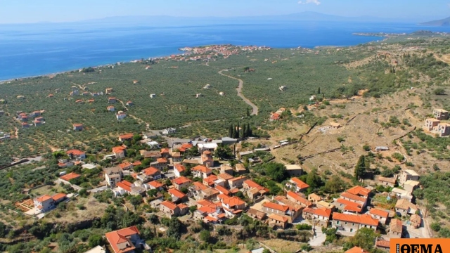 Το ορεινό χωριό της Μεσσηνίας με τους δύο χειμάρρους και τη θέα στη θάλασσα