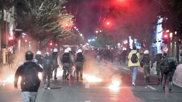 Επεισόδια έξω από το Α.Τ Ομόνοιας με μολότοφ και φωτιές σε κάδους μετά ...