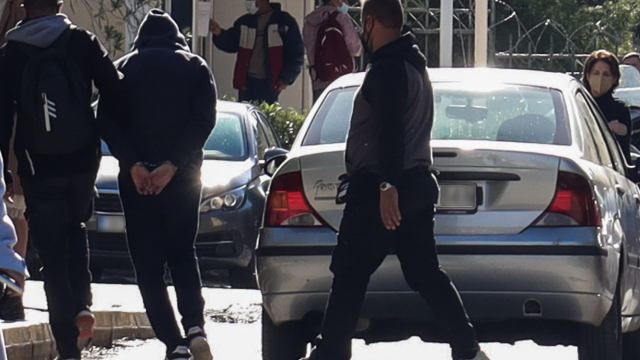Κολωνός: Ελεύθερος με όρους ο 60χρονος που είχε φωτογραφίες και βίντεο ...