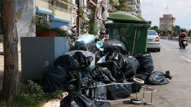 Θεσσαλονίκη: Έκκληση προς τους πολίτες να μην κατεβάζουν τα σκουπίδια ...