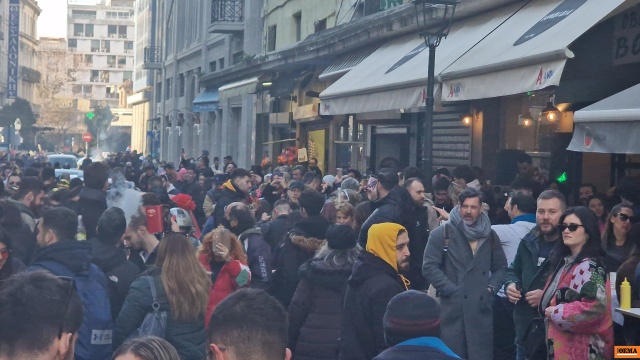 Θεσσαλονίκη - Τσικνοπέμπτη: Εκατοντάδες κόσμου έχουν κατακλύσει τα Λαδάδικα
