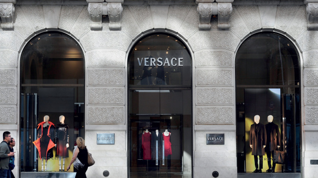 Mega deal στον τομέα luxury: Άλλαξε χέρια η μητρική της Versace έναντι ...