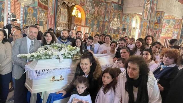 Σύγκρουση τρένων στα Τέμπη: Στα λευκά και χαμογελαστοί συγγενείς και ...