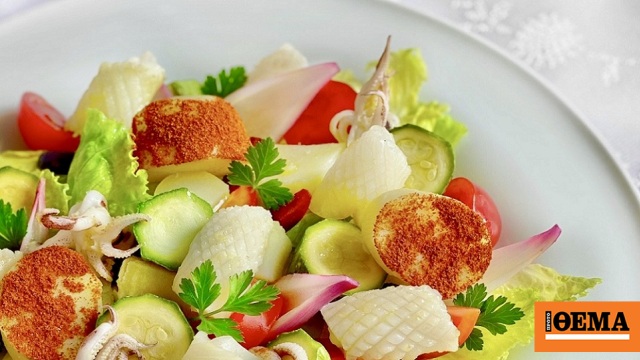 Πατατοσαλάτα με καλαμάρι, ελιές και ρίγανη