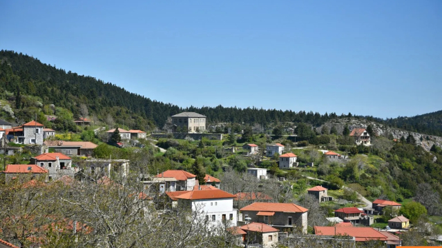 O ορεινός οικισμός του Πάρνωνα που «ζωντανεύει» κάθε άνοιξη