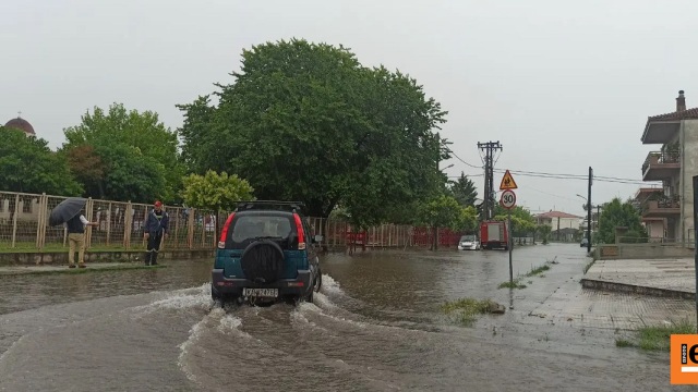 Τρίκαλα: Η Πυροσβεστική έβγαλε τους μαθητές από πλημμυρισμένο σχολείο ...