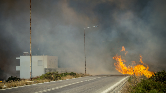 Φωτιά στη Ρόδο: Ανεξέλεγκτο παραμένει το πύρινο μέτωπο - Μάχη κατά των ...