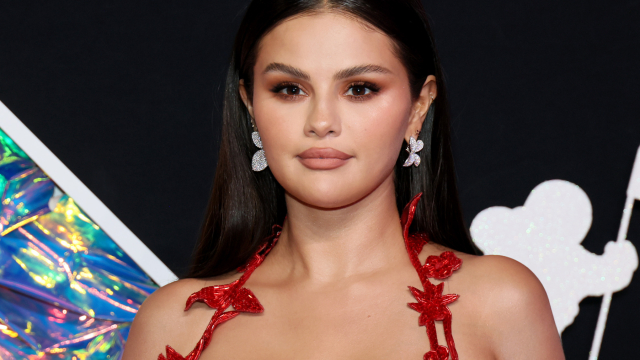 Η Selena Gomez υιοθέτησε την τάση του pumpkin-spice μακιγιάζ