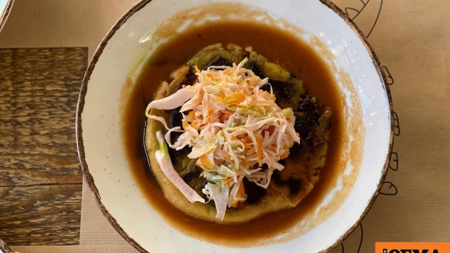 Πιάτα που αξίζει να δοκιμάσετε: η pupusa de chicharron στο This is Loco