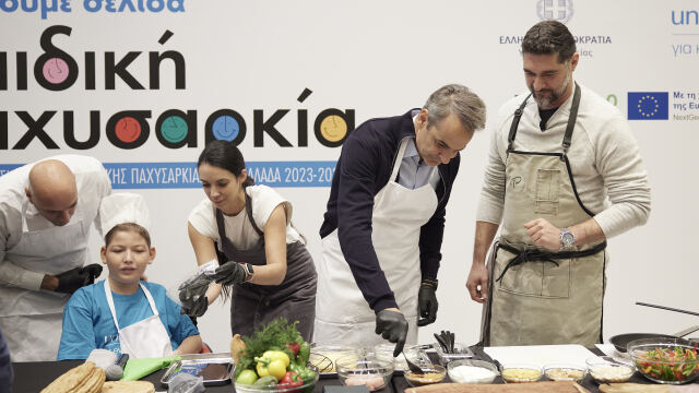 Φωτογραφίες: Δείτε τον Κυριάκο Μητσοτάκη να φτιάχνει υγιεινό σουβλάκι ...