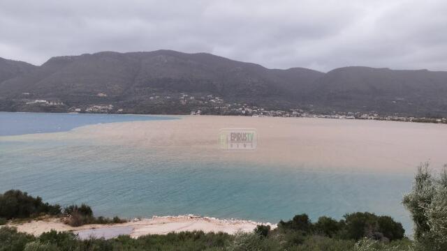 Έγινε καφέ η θάλασσα στην Θεσπρωτία μετά την κακοκαιρία