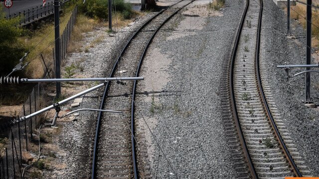 Φωτιά κοντά σε σιδηροδρομική γραμμή στις Σέρρες - Διακοπή δρομολογίων ...
