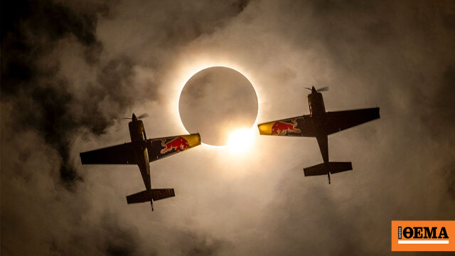 Πιλότοι «χορεύουν» στη σκιά της μεγαλύτερης έκλειψης ηλίου που έγινε ...