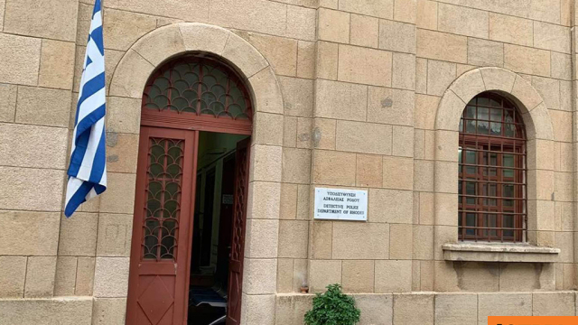 Ρόδος: Συνεληφθησαν δύο Σουηδοί που αποπειράθηκαν να κατεβάσουν την ...