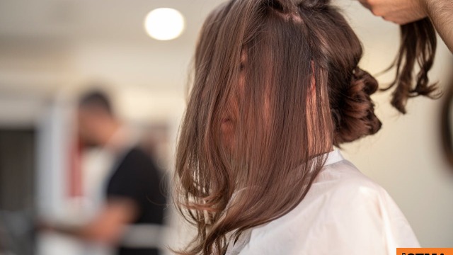 Hair Dusting: To TikTok trend που υπόσχεται να εξαφανίσει την ψαλίδα ...