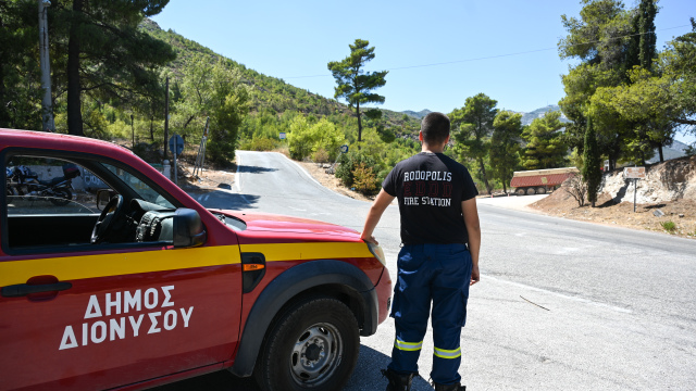 Φωτιά στην Αττική: O δήμος Μοσχάτου-Ταύρου συγκεντρώνει είδη πρώτης ...