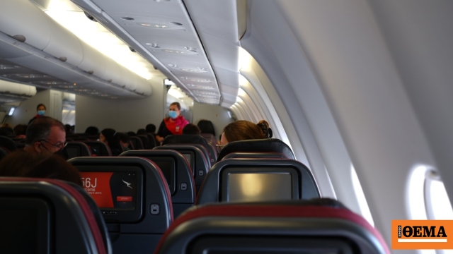 Η αεροπορική εταιρεία Qantas ζητά συγγνώμη από τους επιβάτες της - Πρόβαλε ταινία με γυμνές ...