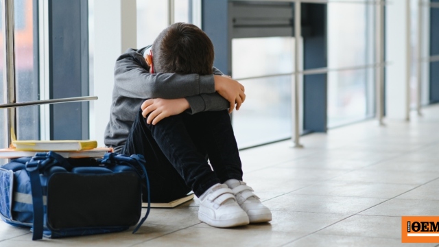 Συνελήφθη 13χρονος για ξυλοδαρμό συμμαθητή του, χειροπέδες και στη ...