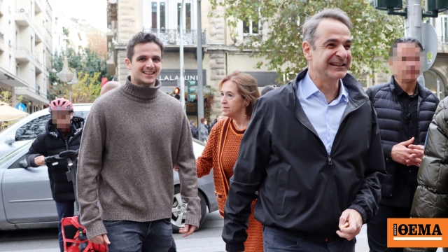Κυριάκος Μητσοτάκης: Βόλτα με τον γιο του στο κέντρο της Αθήνας - Δείτε ...