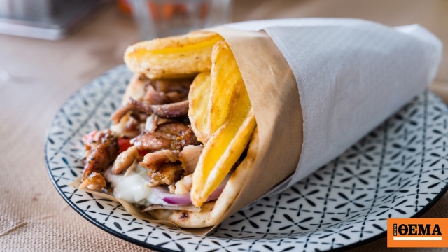 Taste Atlas: Καταποντίστηκαν γύρος και σουβλάκι στη λίστα για τα street ...