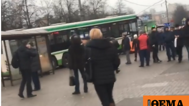 Λεωφορείο «καρφώθηκε» πάνω σε στάση στη Μόσχα - Τουλάχιστον τρεις ...