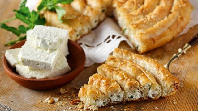 Τυρόπιτα στριφτή με φέτα και δυόσμο