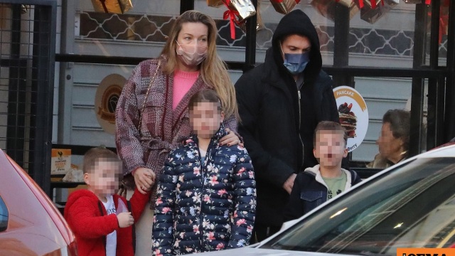 Η σπάνια δημόσια εμφάνιση της Μαριέττας Χρουσαλά με τα παιδιά και τον ...