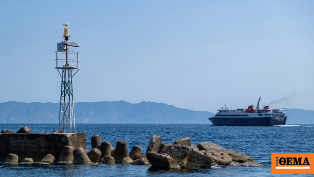 Προβλήματα και στον πράσινο φάρο του λιμανιού της Σύρου -Με προβολείς ...