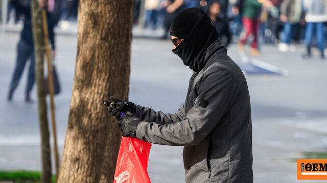 Φωτογραφία-ντοκουμέντο: Η στιγμή που κουκουλοφόρος φτιάχνει βόμβα ...