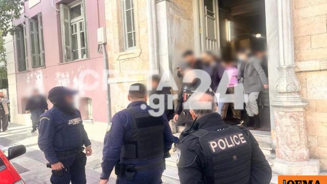 Οργισμένοι πολίτες επιτέθηκαν φραστικά στο ζευγάρι που ξυλοκόπησε άγρια ...
