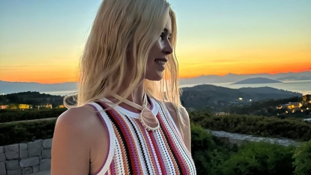 Κλόντια Σίφερ: Τα φορέματα που επιλέγει για τις διακοπές της στην ...