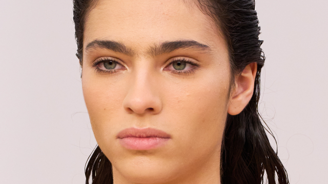 Wet Look: Πώς θα κάνουμε εύκολα και γρήγορα το πιο cool χτένισμα του ...