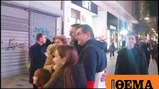 WebTV - Η βόλτα του Στέφανου Κασσελάκη στην Πλατεία Ταξίμ