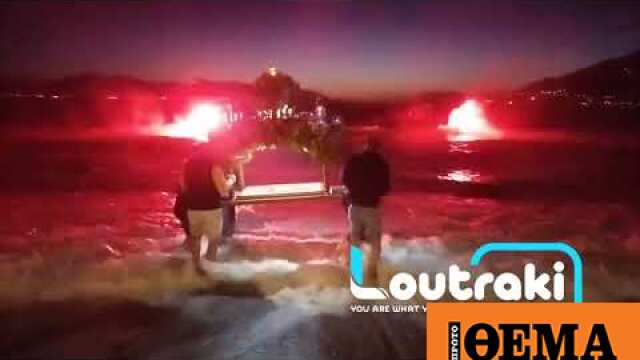 WebTV - ΛΟΥΤΡΑΚΙ: Ρίγος και κατάνυξη στην περιφορά του Επιταφίου μέσα ...