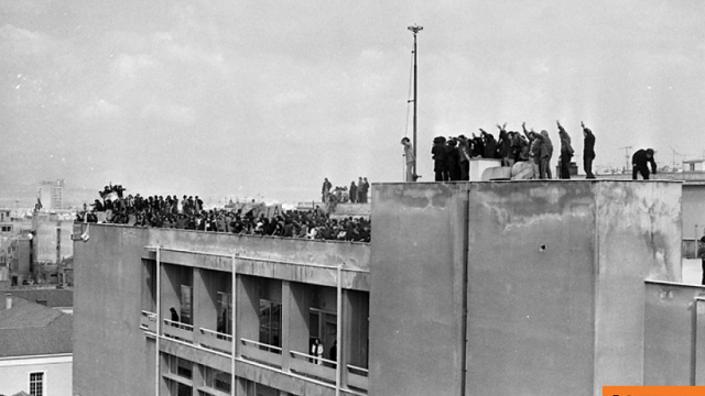Σαν σήμερα το 1973 η ταράτσα της Νομικής έγινε το μεγάλο σύμβολο ...